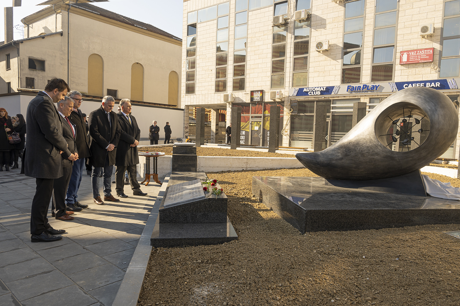 Obraćanje supervizora na ceremoniji otkrivanja spomenika civilnim ...
